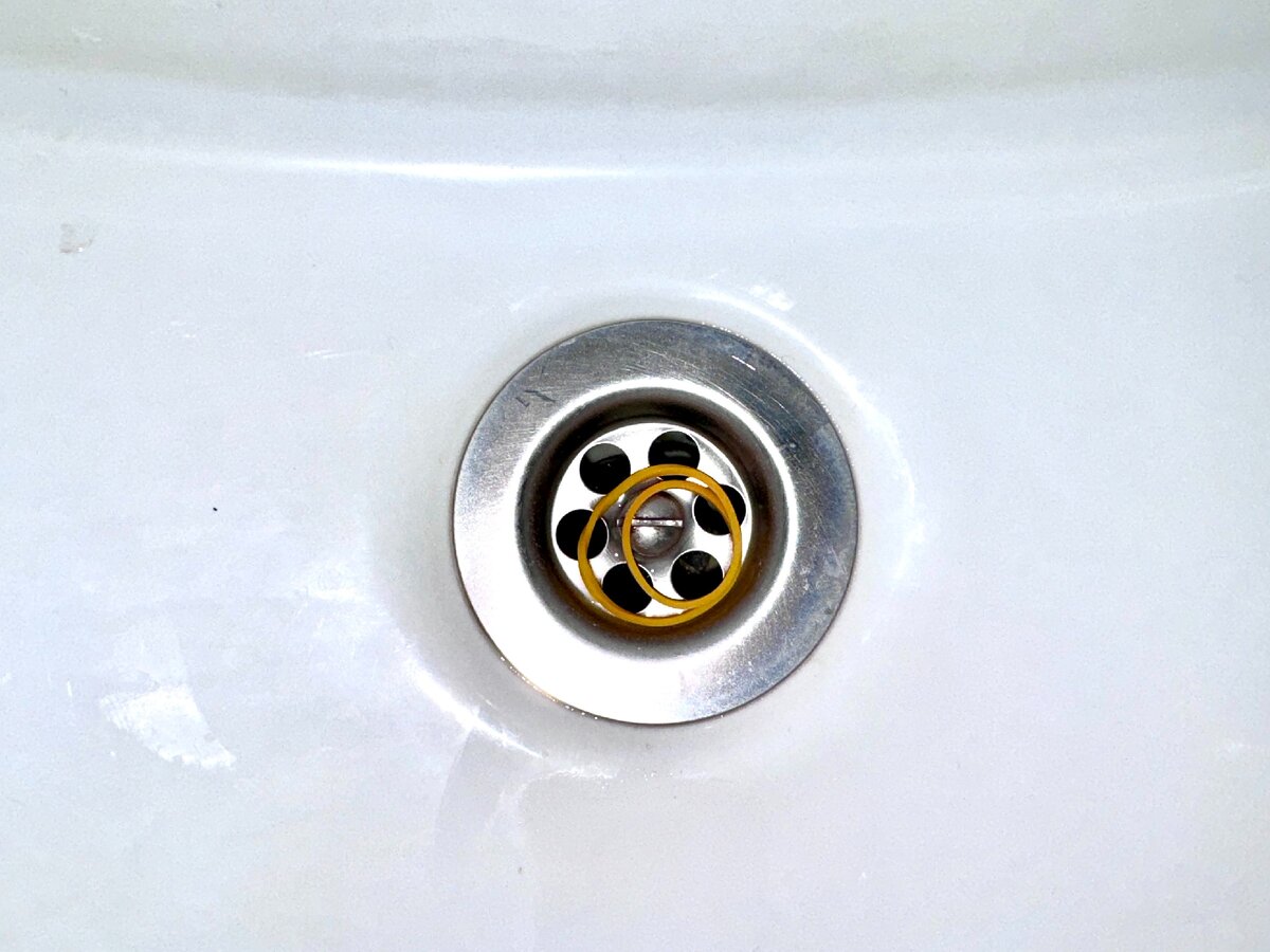 Для чего обычная резинка кладется в слив, а в стиральную машинку ...